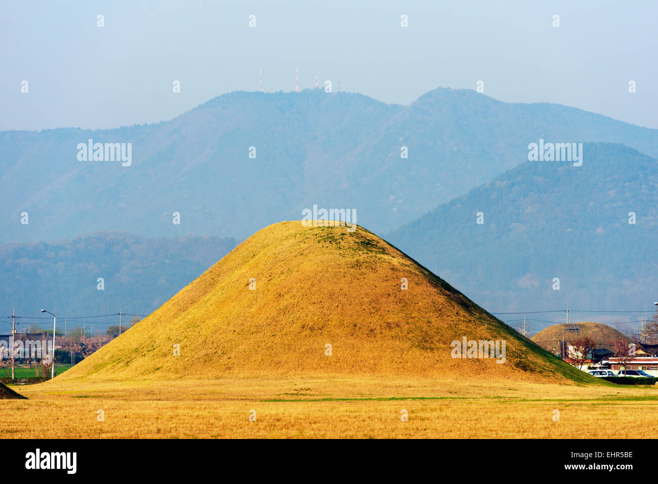 Antichi tumuli funerari immagini e fotografie stock ad alta risoluzione ...