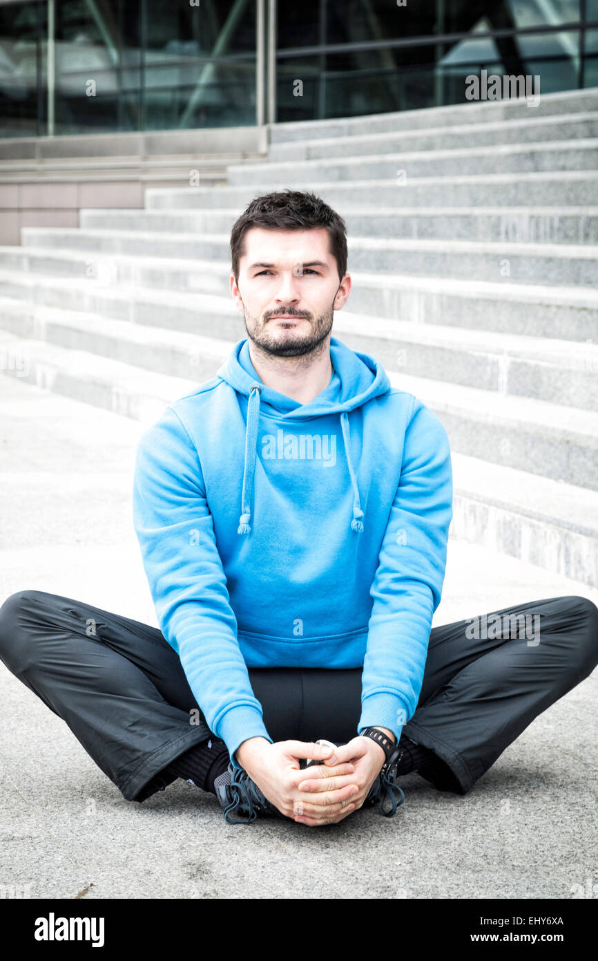 A gambe incrociate seduto a gambe incrociate immagini e fotografie stock ad alta risoluzione ...