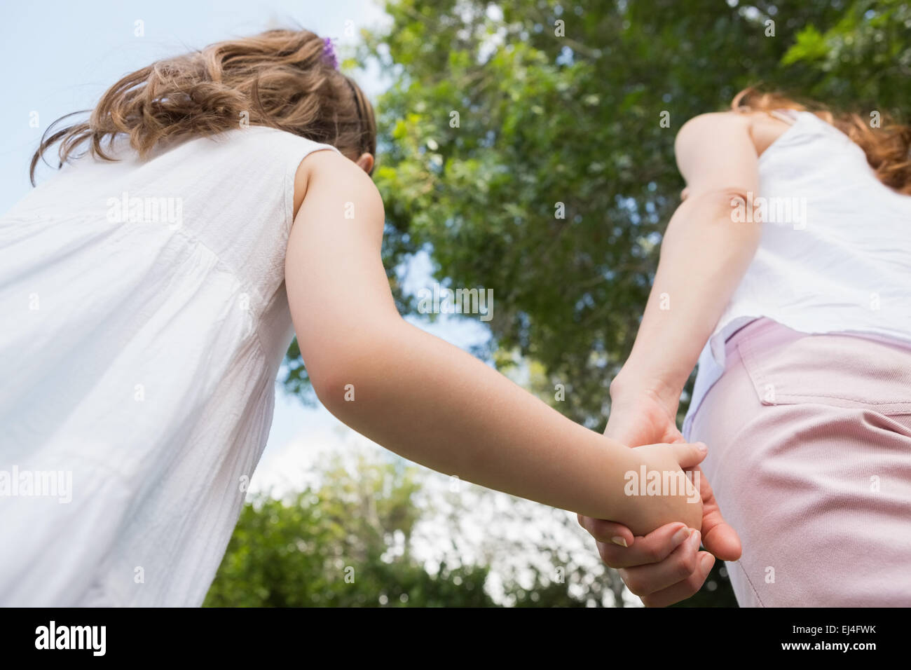 Madre e figlia mano nella mano immagini e fotografie stock ad alta ...