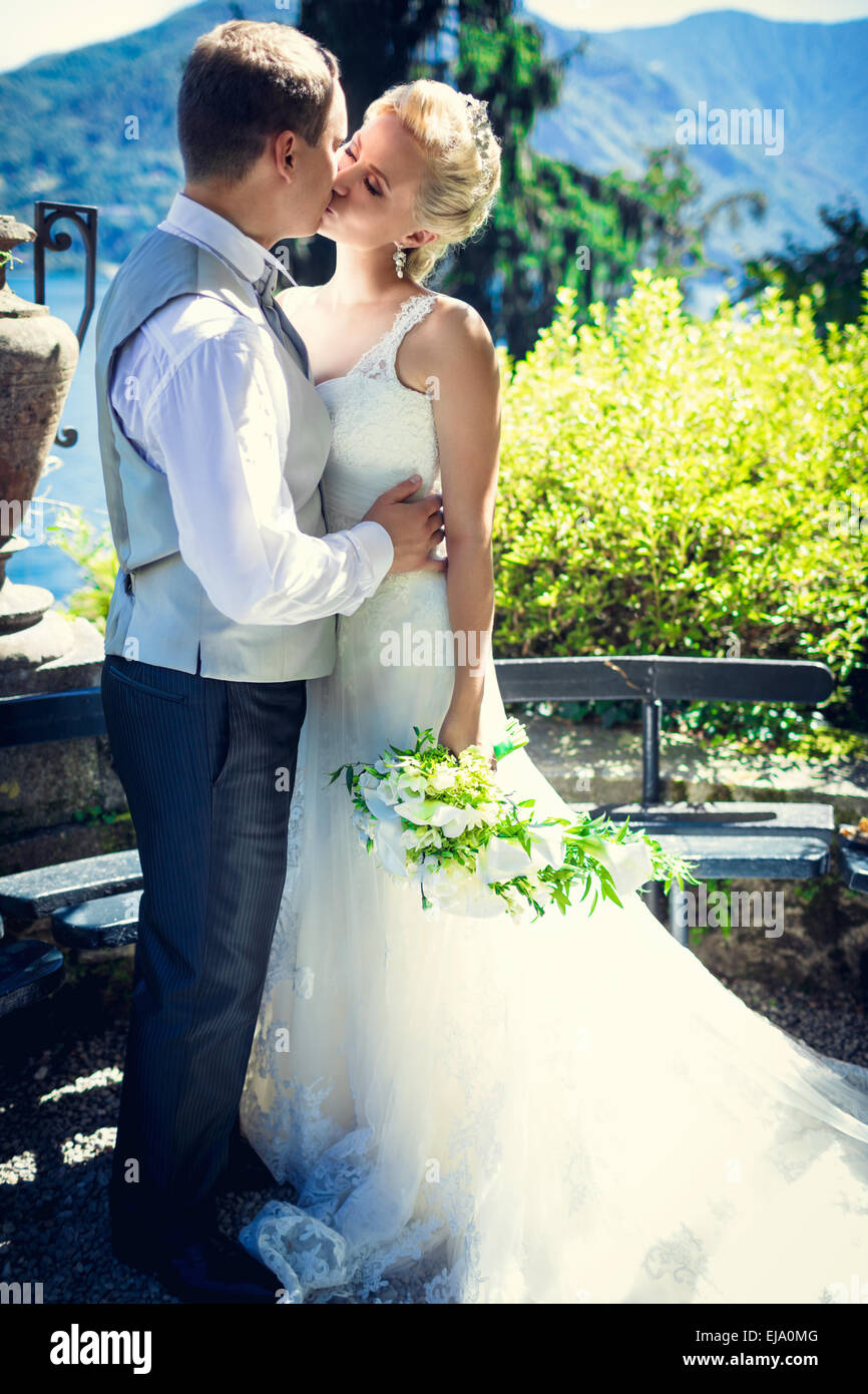 Sposi novelli che si baciano immagini e fotografie stock ad alta ...