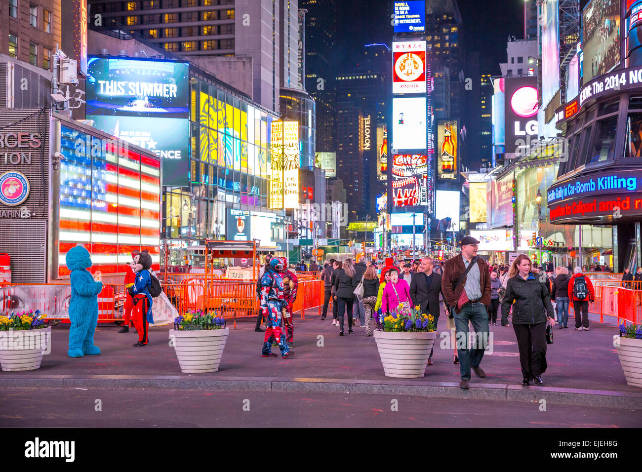 New York City - 8 Aprile: Times Square, in primo piano con i Teatri di ...