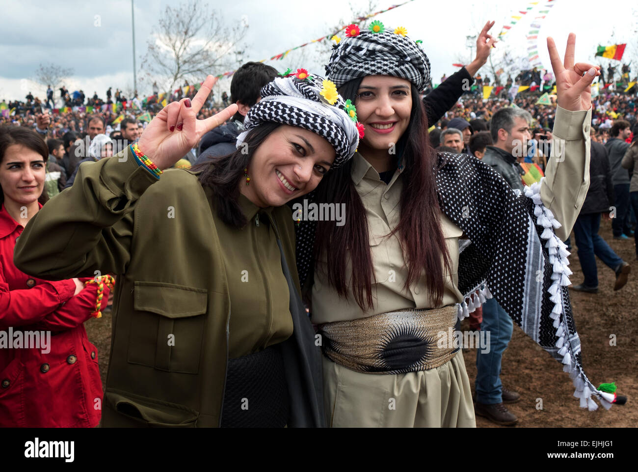 Curdi che celebrano Newroz, il nuovo anno curdo a Diyarbakir, Kurdistan ...