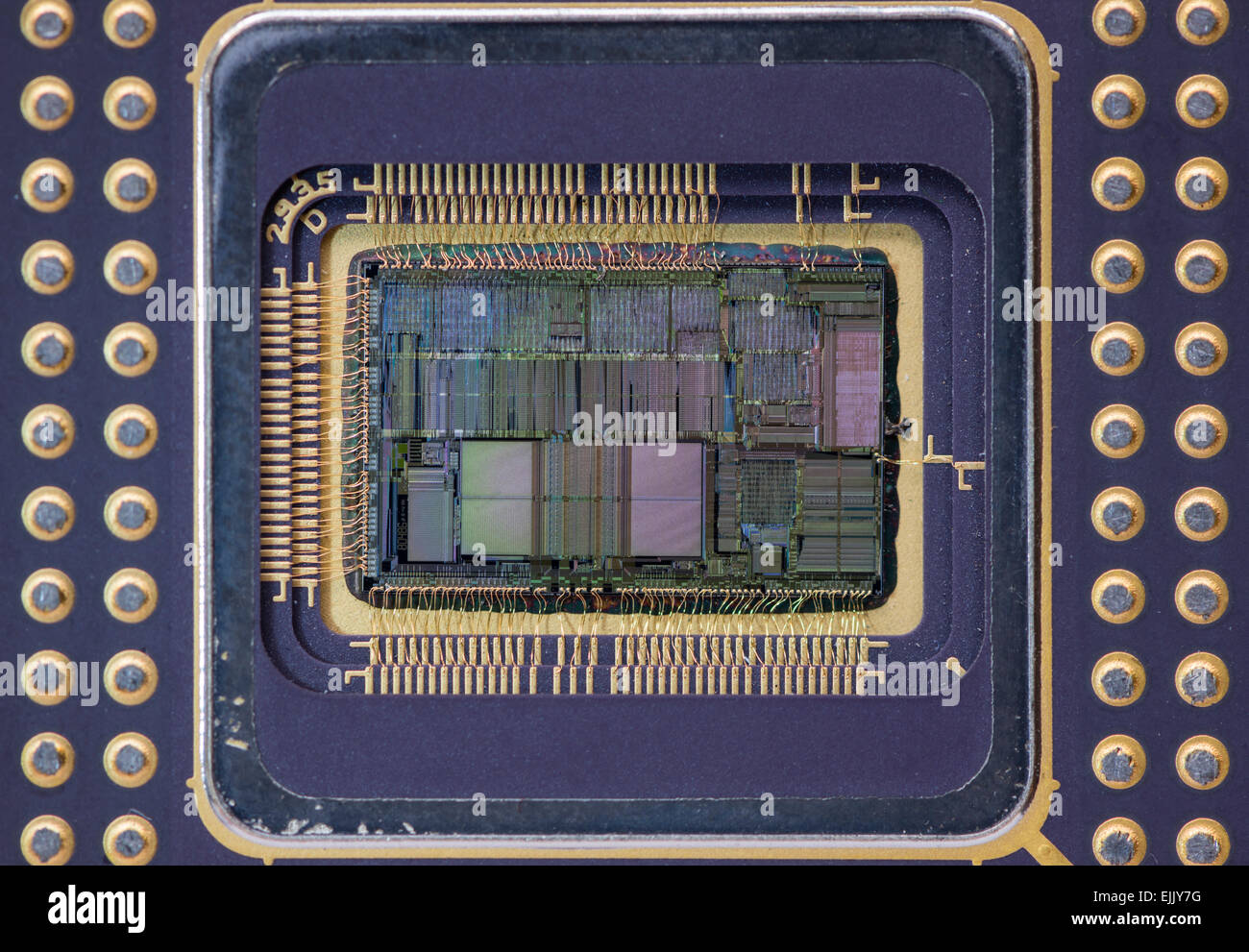 Close-up di un aperto Intel 80486DX (i486) microprocessore, uno dei più ...
