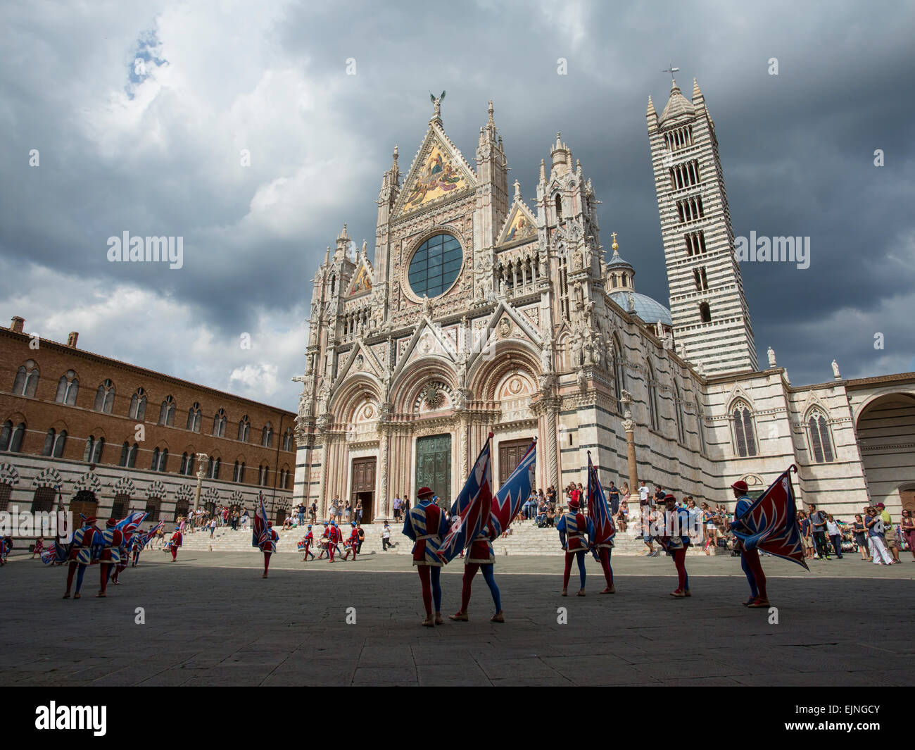 Bandiera italiana siena immagini e fotografie stock ad alta risoluzione ...