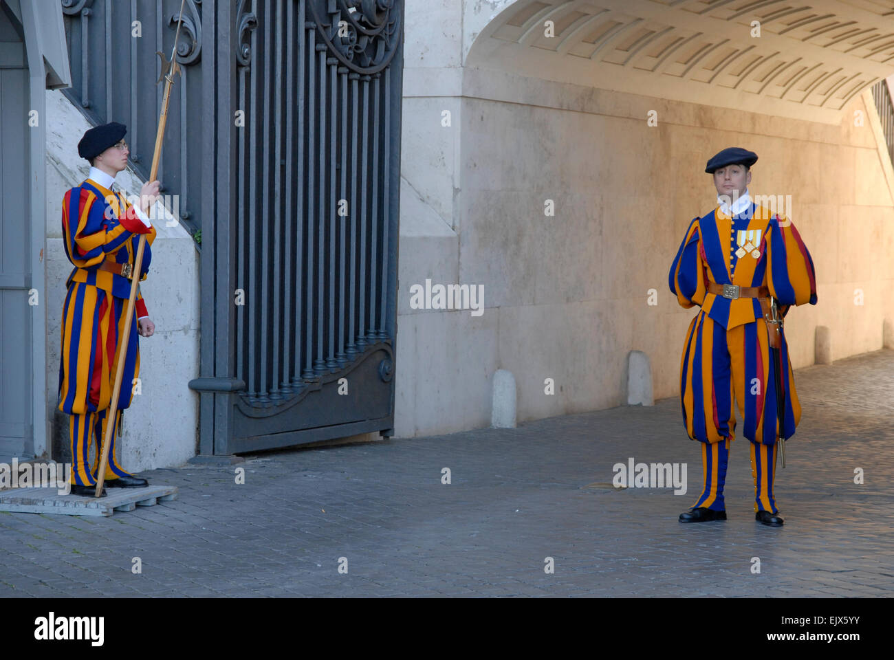 Guardie svizzere vaticane immagini e fotografie stock ad alta ...
