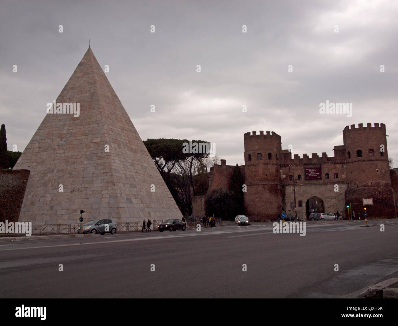 Piramide roma immagini e fotografie stock ad alta risoluzione - Alamy