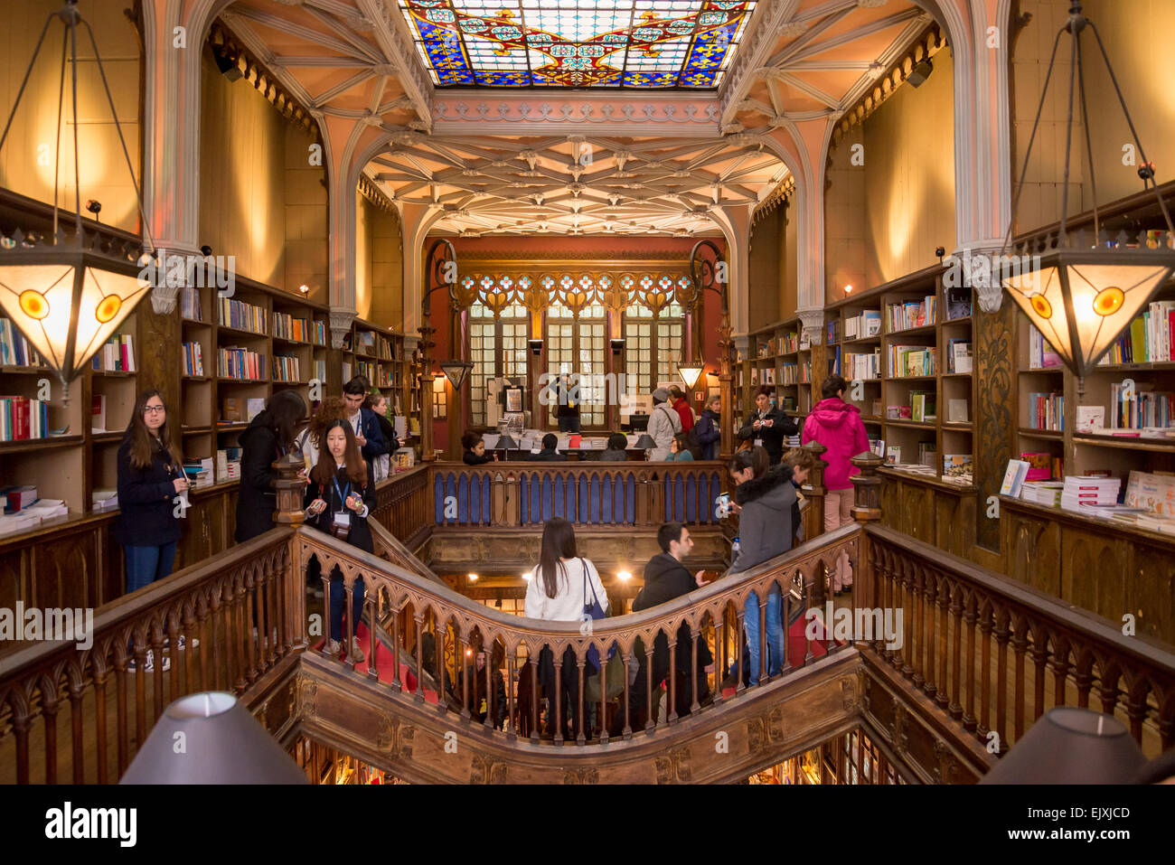 I turisti all'interno della libreria di lello,lungo con Bertrand a ...