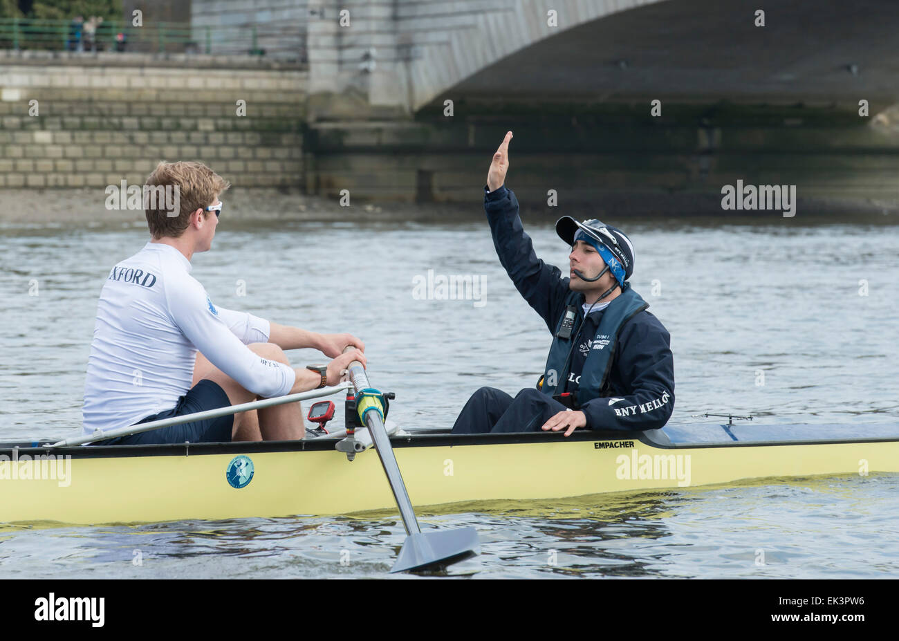 Il fiume Tamigi e Londra. 6 Aprile, 2015. Oxford University Boat Club ...