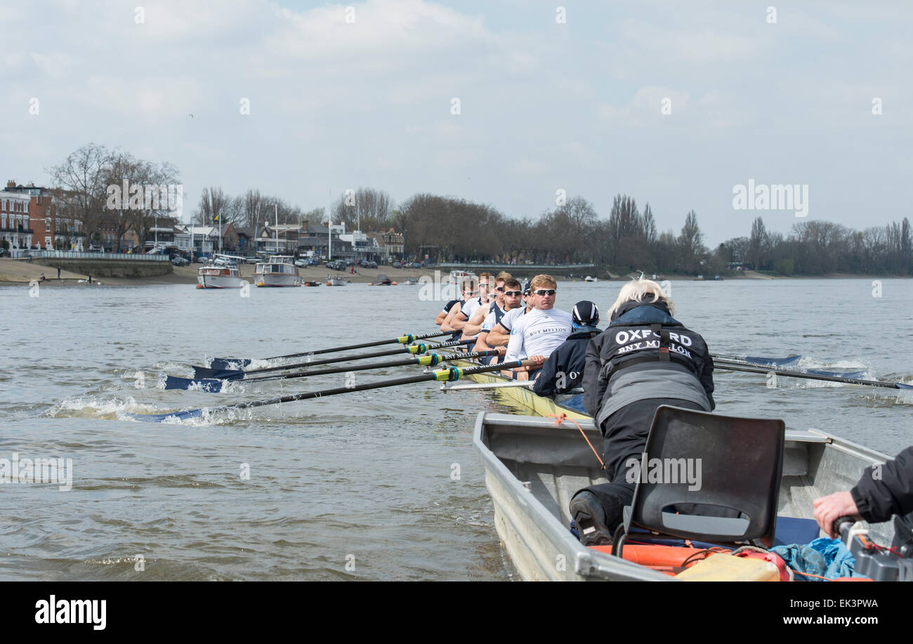 Il fiume Tamigi e Londra. 6 Aprile, 2015. Oxford University Boat Club ...