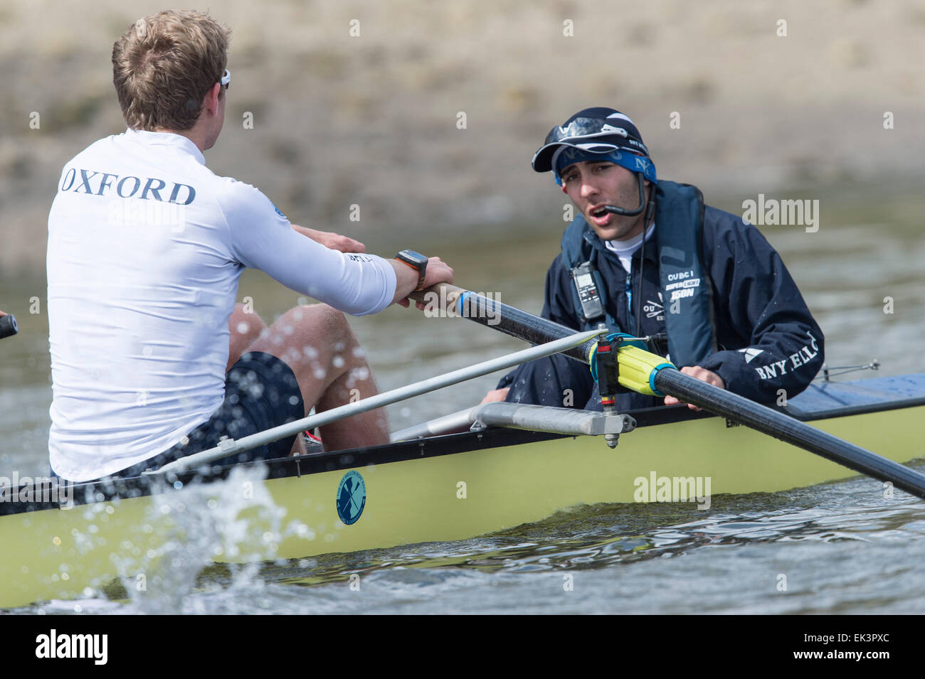 Il fiume Tamigi e Londra. 6 Aprile, 2015. Oxford University Boat Club ...