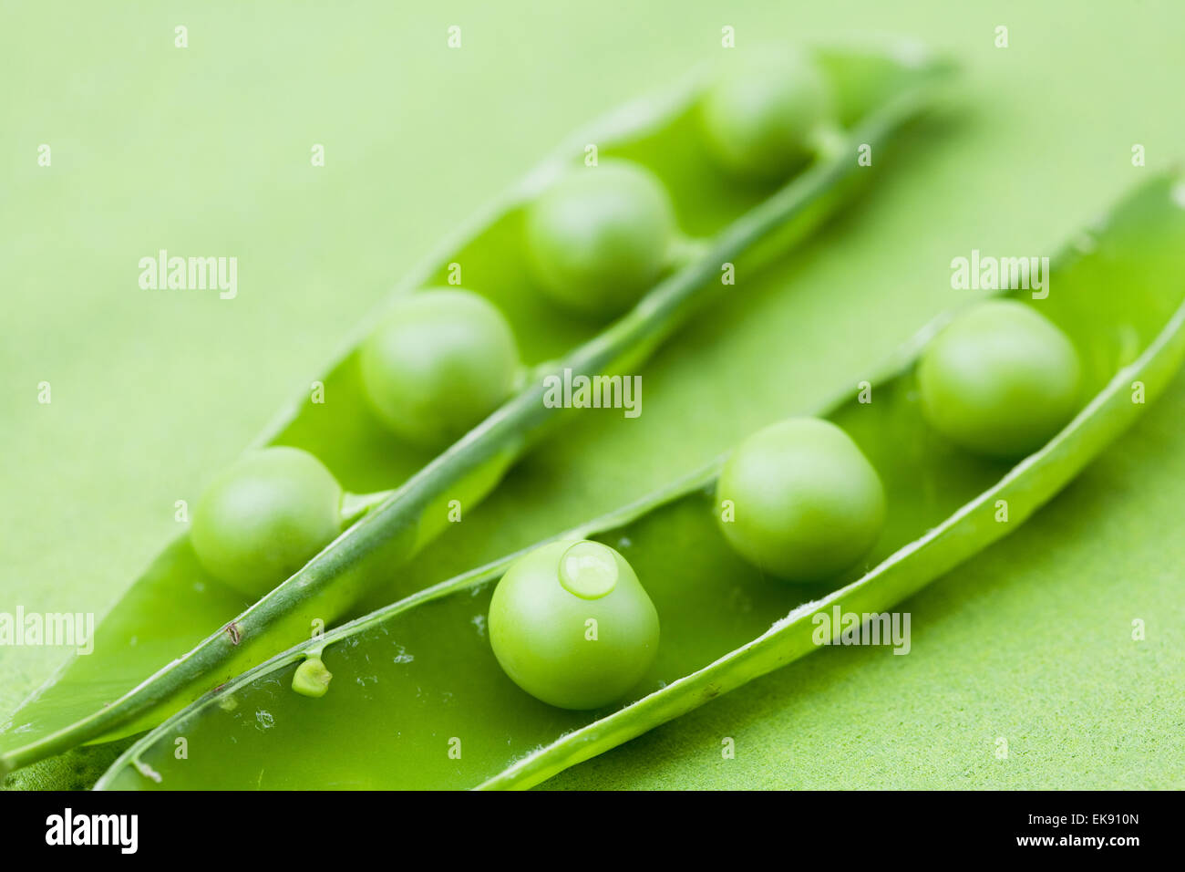 Sfondo bianco di piselli dolci immagini e fotografie stock ad alta ...