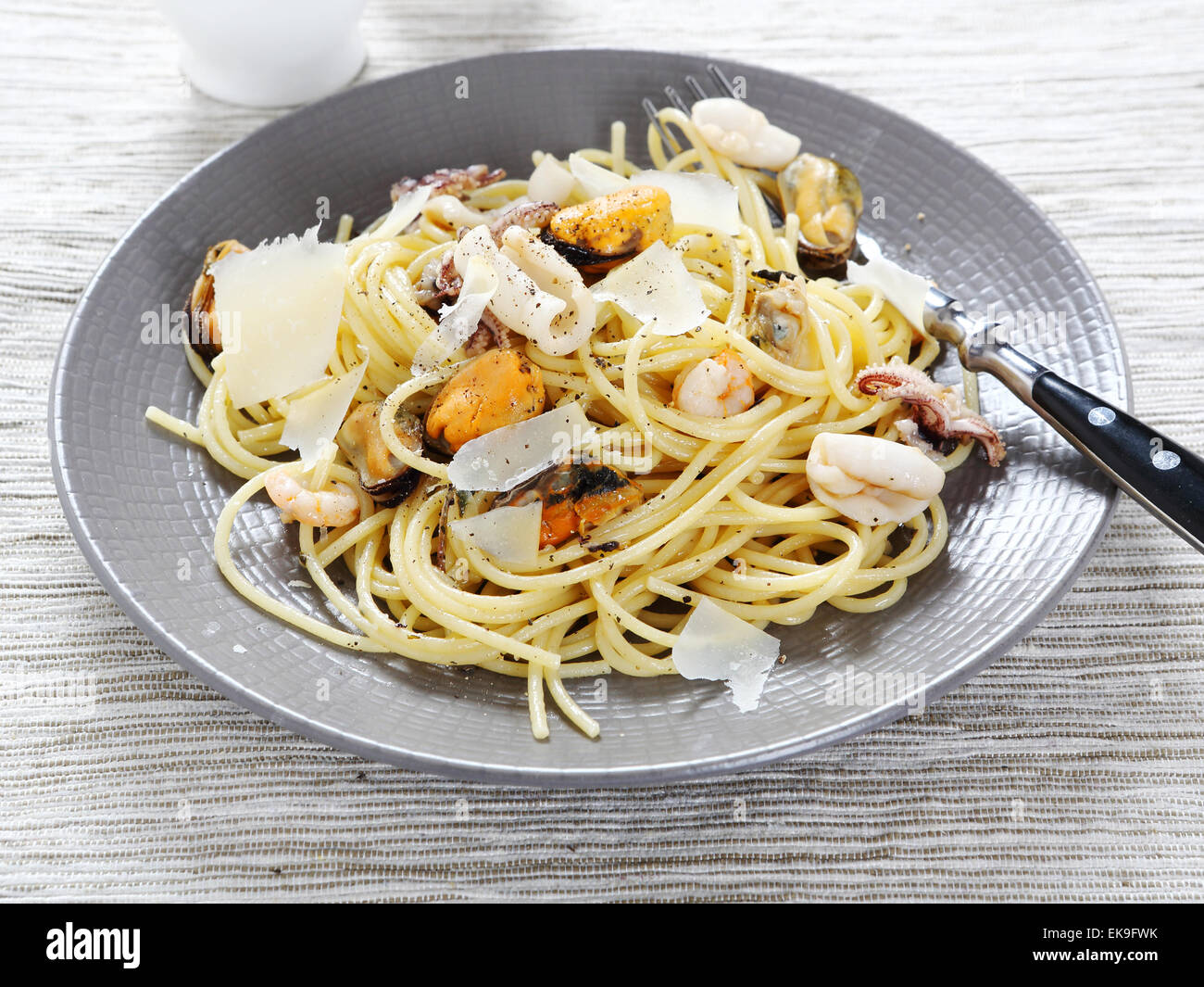 Spaghetti con frutti di mare immagini e fotografie stock ad alta ...