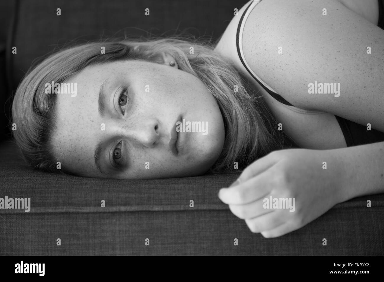 Giovane donna sdraiata sul divano immagini e fotografie stock ad alta risoluzione - Alamy