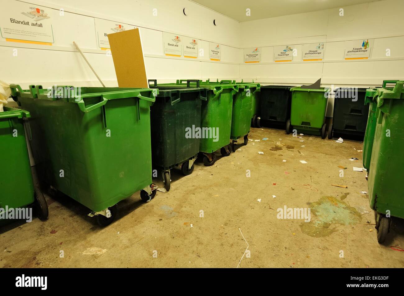 Svuotare i bidoni immagini e fotografie stock ad alta risoluzione - Alamy