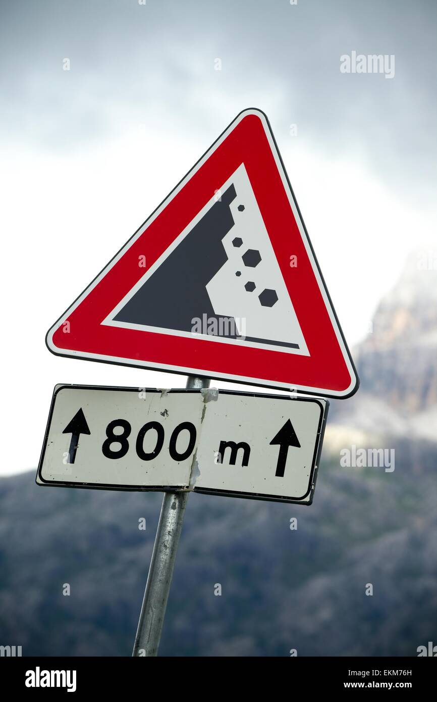 Segno di pericolo di caduta di sassi immagini e fotografie stock ad ...