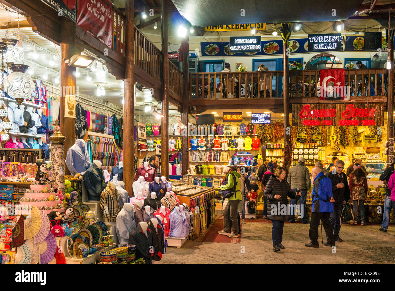 Shopping nel bazar tradizionale o mercato, Antalya città vecchia ...