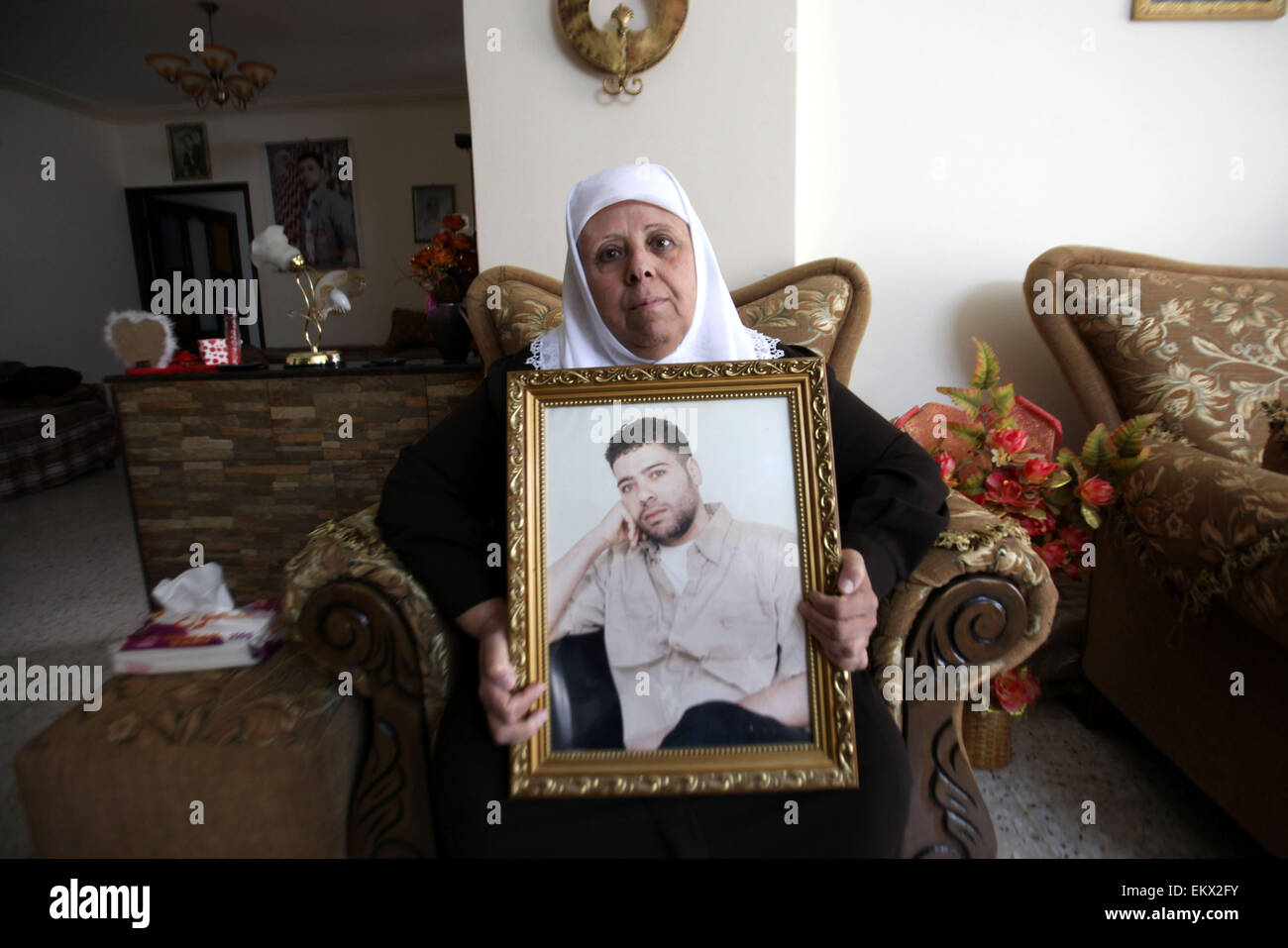 Nablus, West Bank, Territorio palestinese. Xiv Apr, 2015. La madre del ...