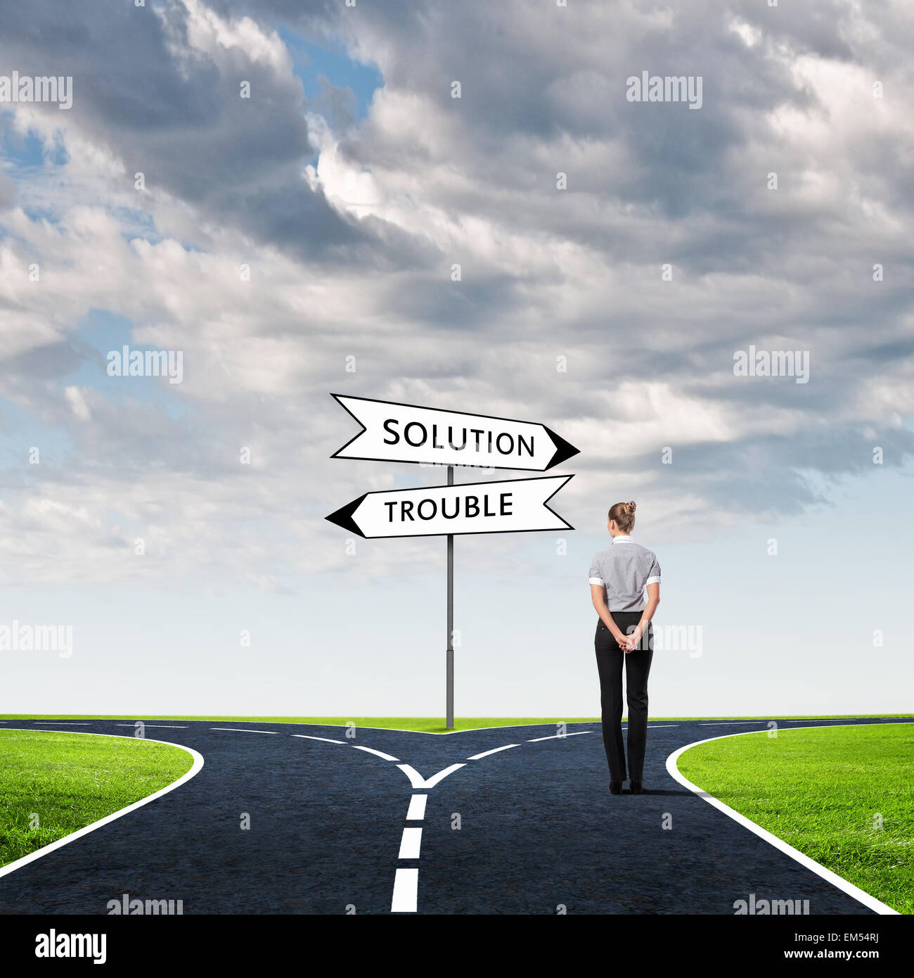 Donna al bivio Foto stock - Alamy