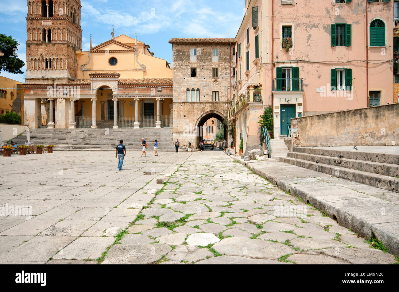 Terracina, piazza Municipio con il Duomo (San Cesareo chiesa) e antica ...