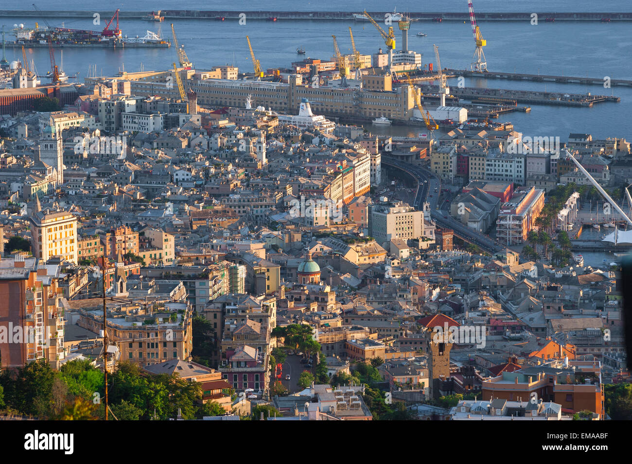 Genova città vecchia, vista aerea al tramonto del Centro Storico - la ...