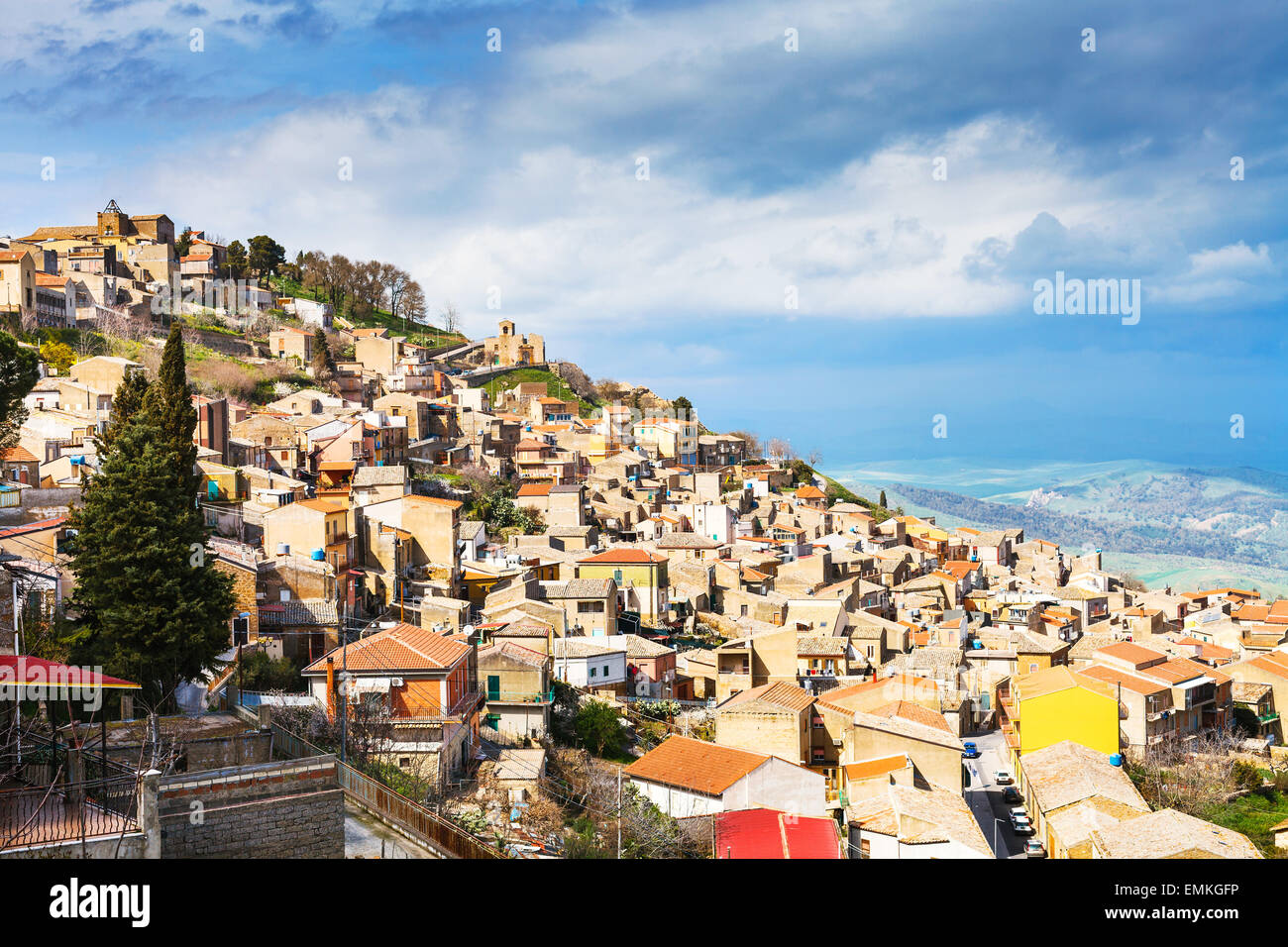 Panorama della città di Aidone in Sicilia in primavera, Italia Foto ...