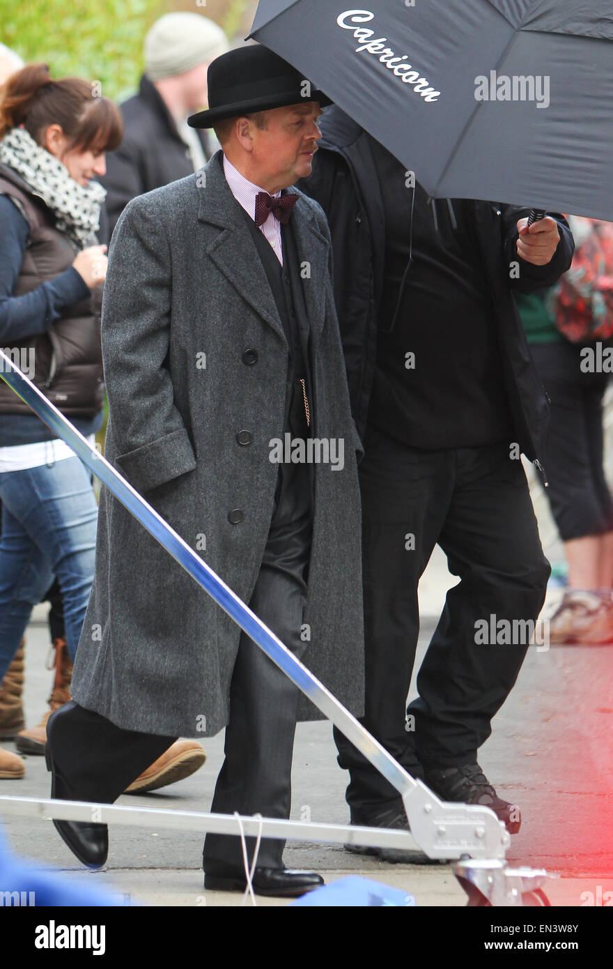Toby Jones, Annette Crosbie, Alison Steadman e Julia Foster sul set del ...