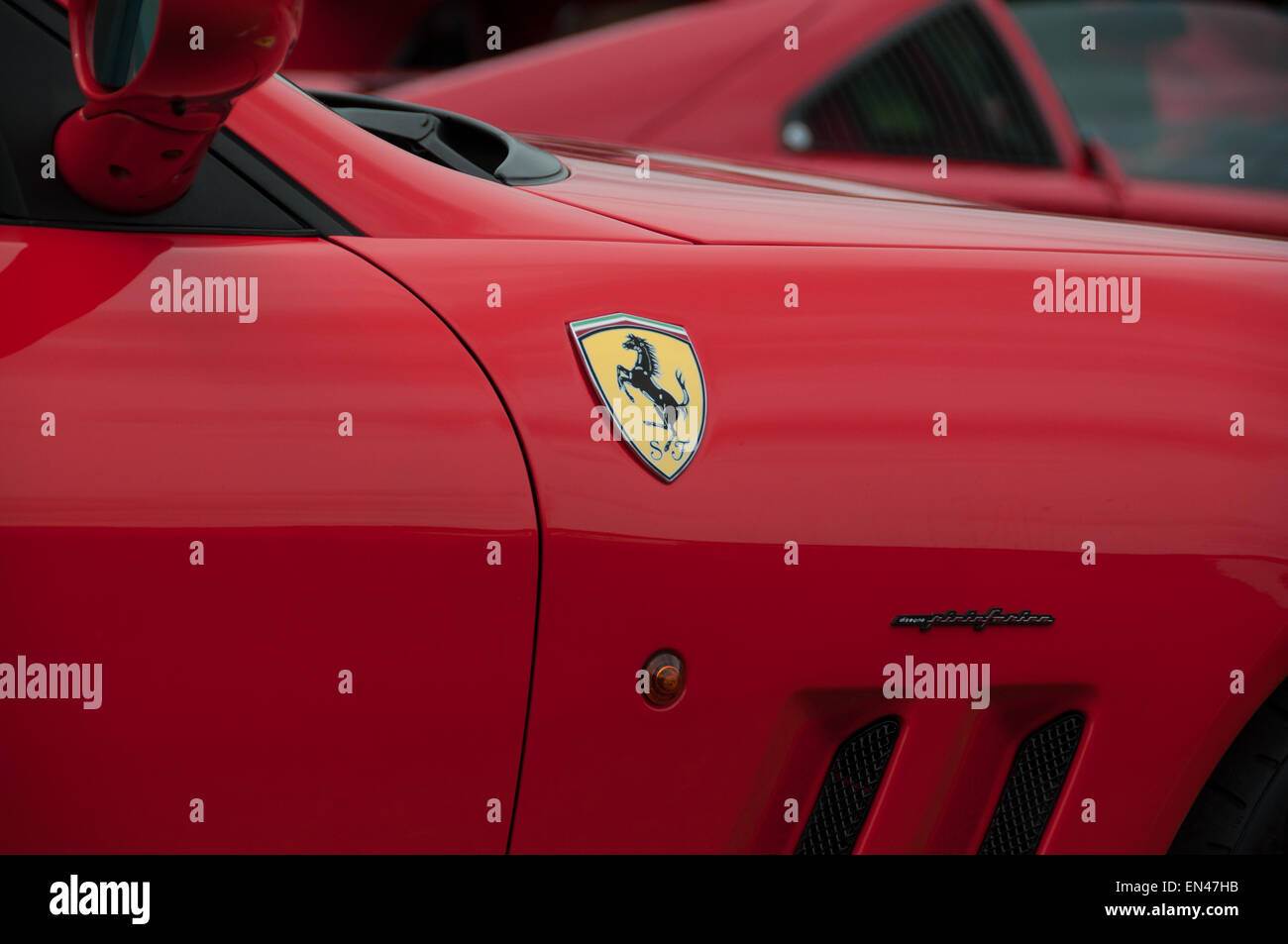 Rosso Ferrari auto di lusso monogramma sul lato destro del parafango ...