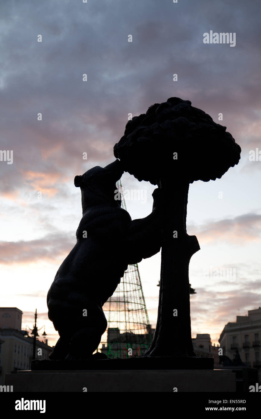 Statua dell'orso immagini e fotografie stock ad alta risoluzione - Alamy