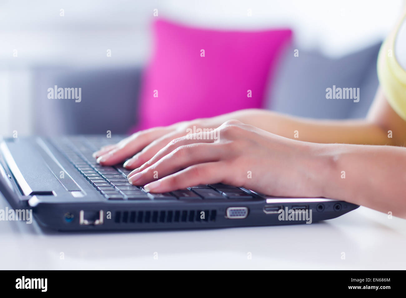 Mani femminili digitando su laptop sulla scrivania a casa. Persona ...