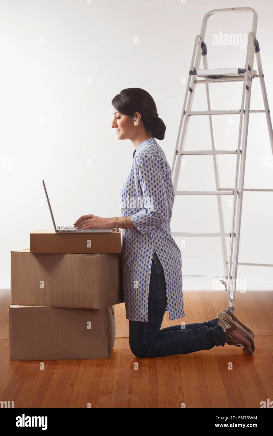 Una donna inginocchiata immagini e fotografie stock ad alta risoluzione ...