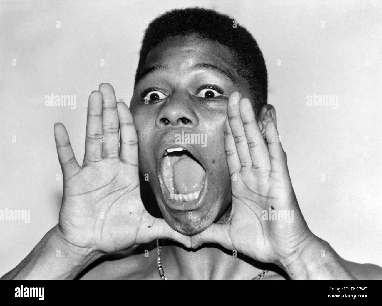 Tyrell Biggs appare come Muhammad Ali. Egli parla come lui. Ed egli ...