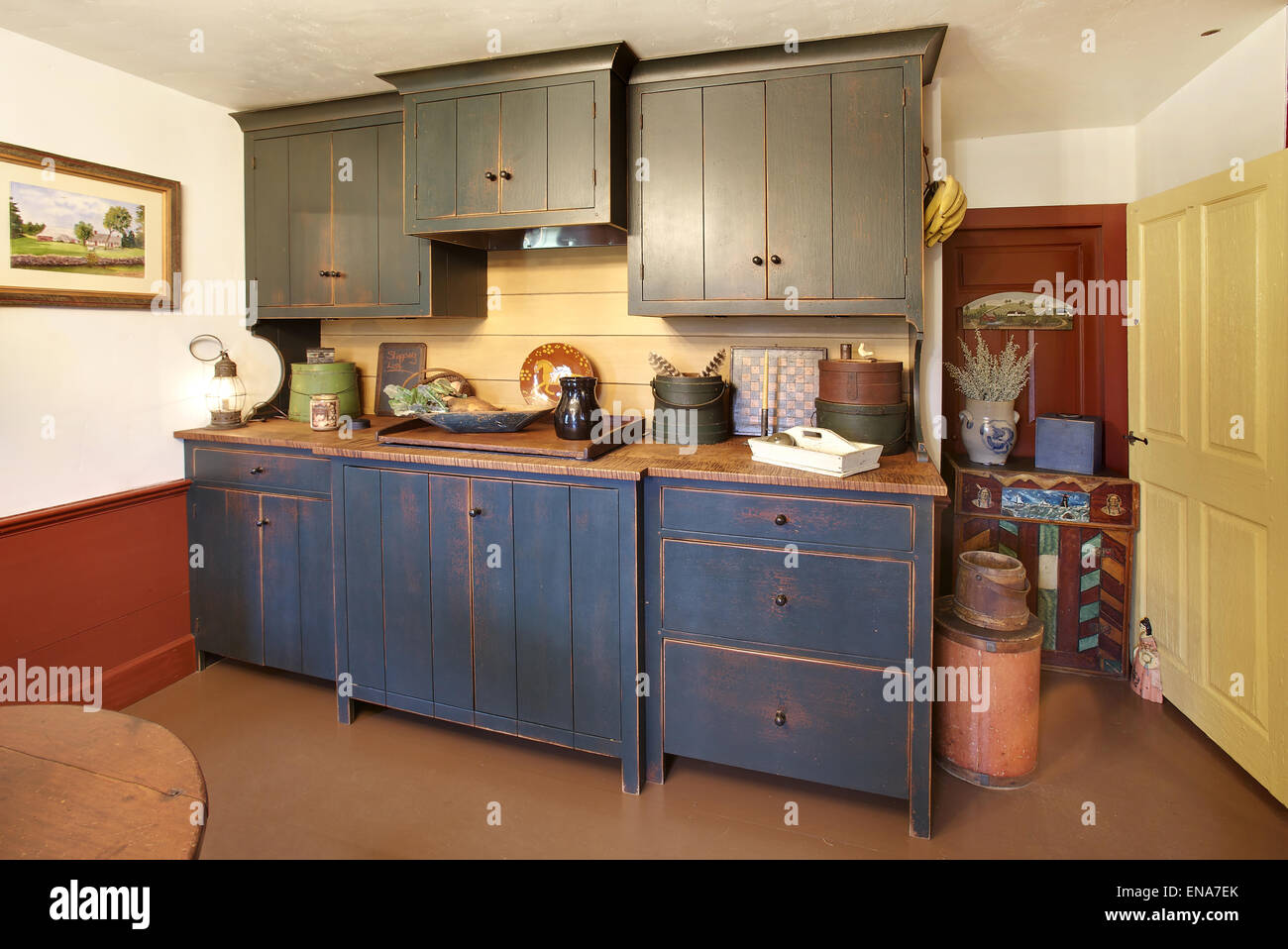 La cucina in un primitivo stile coloniale casa di riproduzione Foto ...