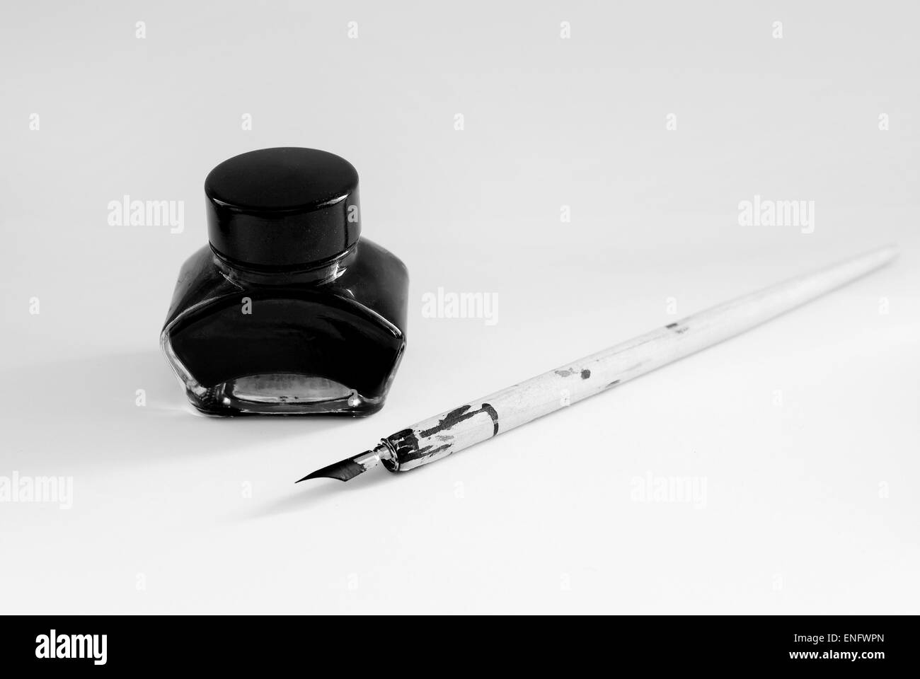 Vecchia penna e carta Foto e Immagini Stock in Bianco e Nero - Alamy