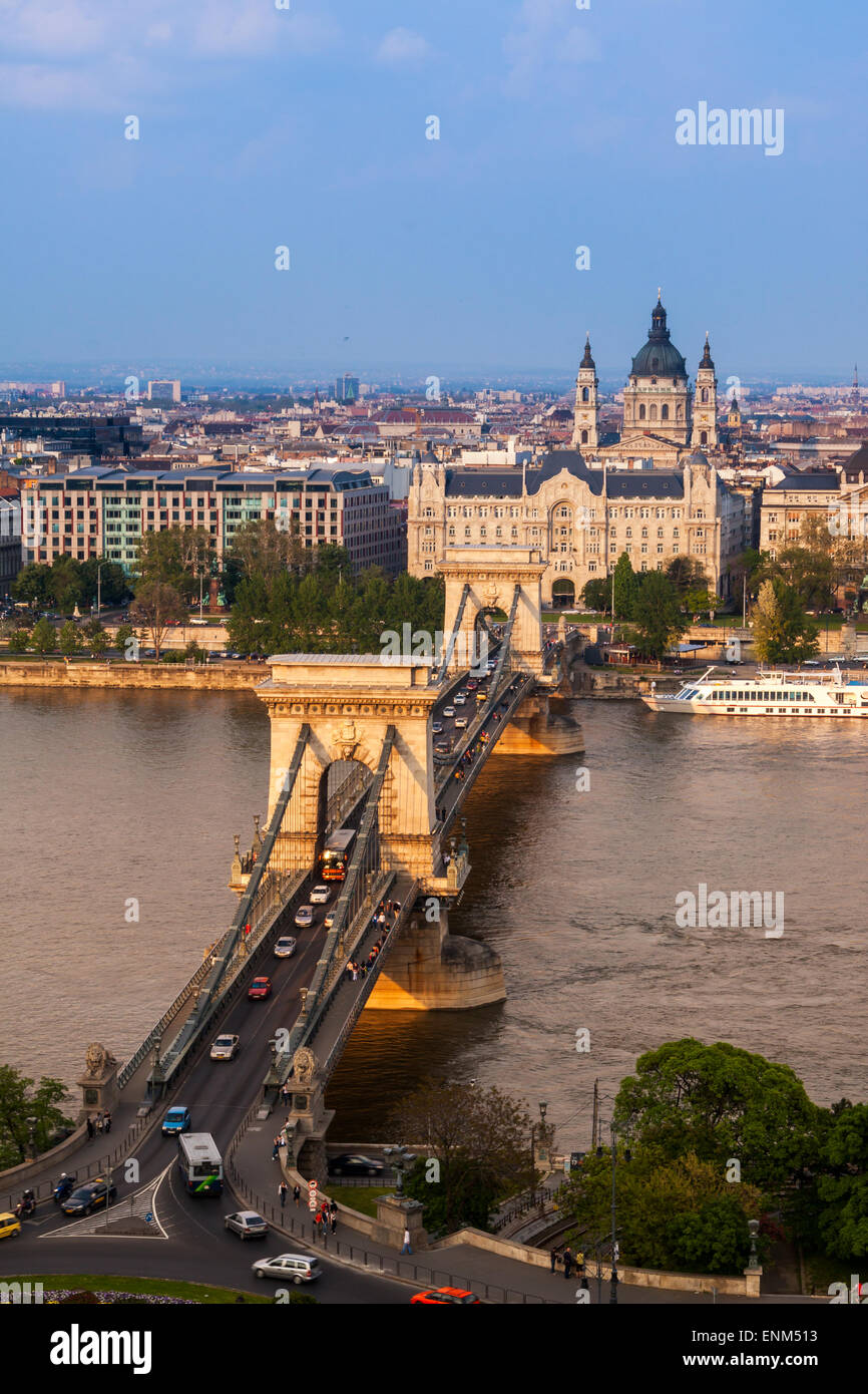 Vista sull'antico ponte delle catene a budapest in estate immagini e ...
