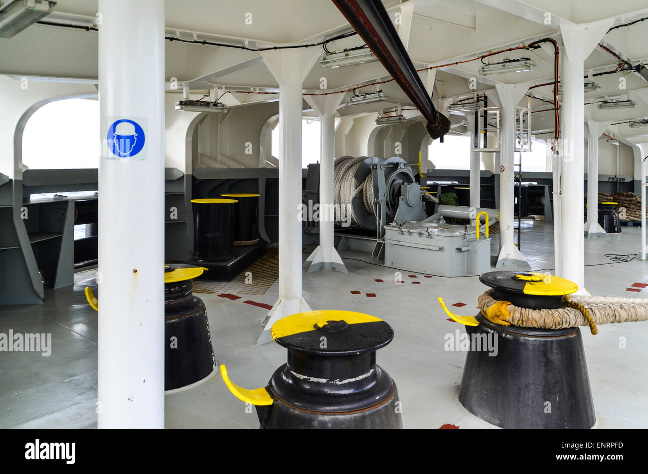 Cunei di rullo di prua di una nave da carico e simbolo di sicurezza per ...