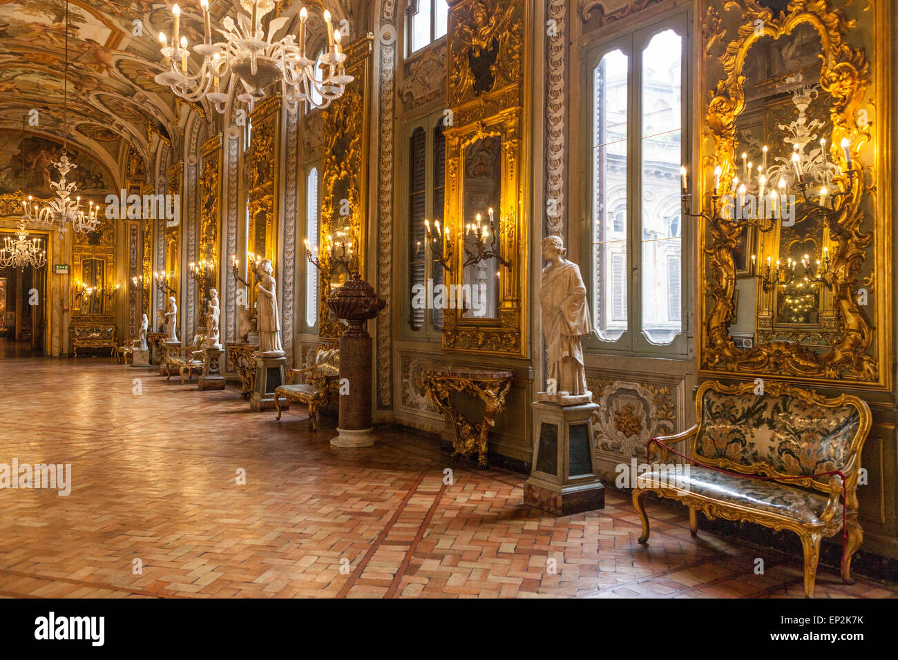 La galleria di specchi a Palazzo Doria Pamphilj di Roma, Italia Foto ...