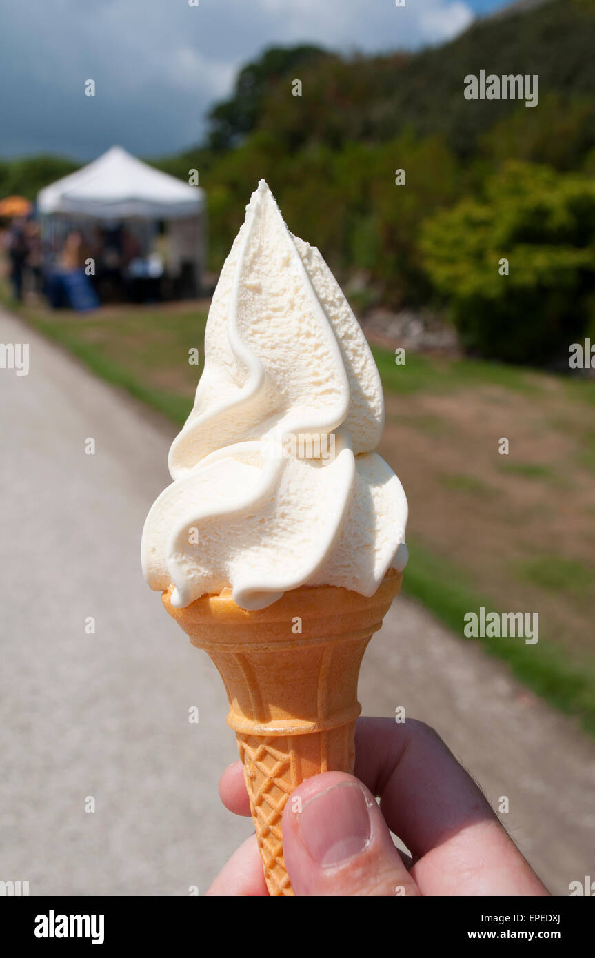 Gelato cono immagini e fotografie stock ad alta risoluzione - Alamy