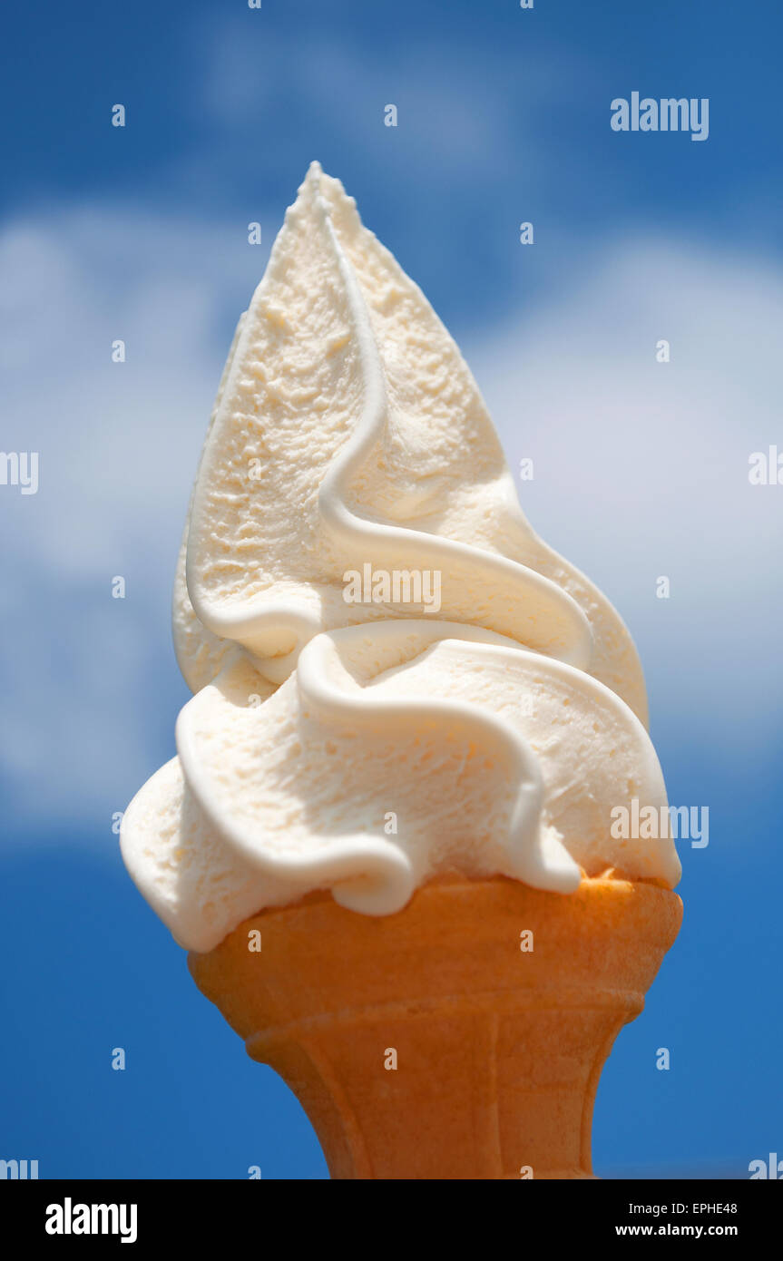 Gelato cono immagini e fotografie stock ad alta risoluzione - Alamy