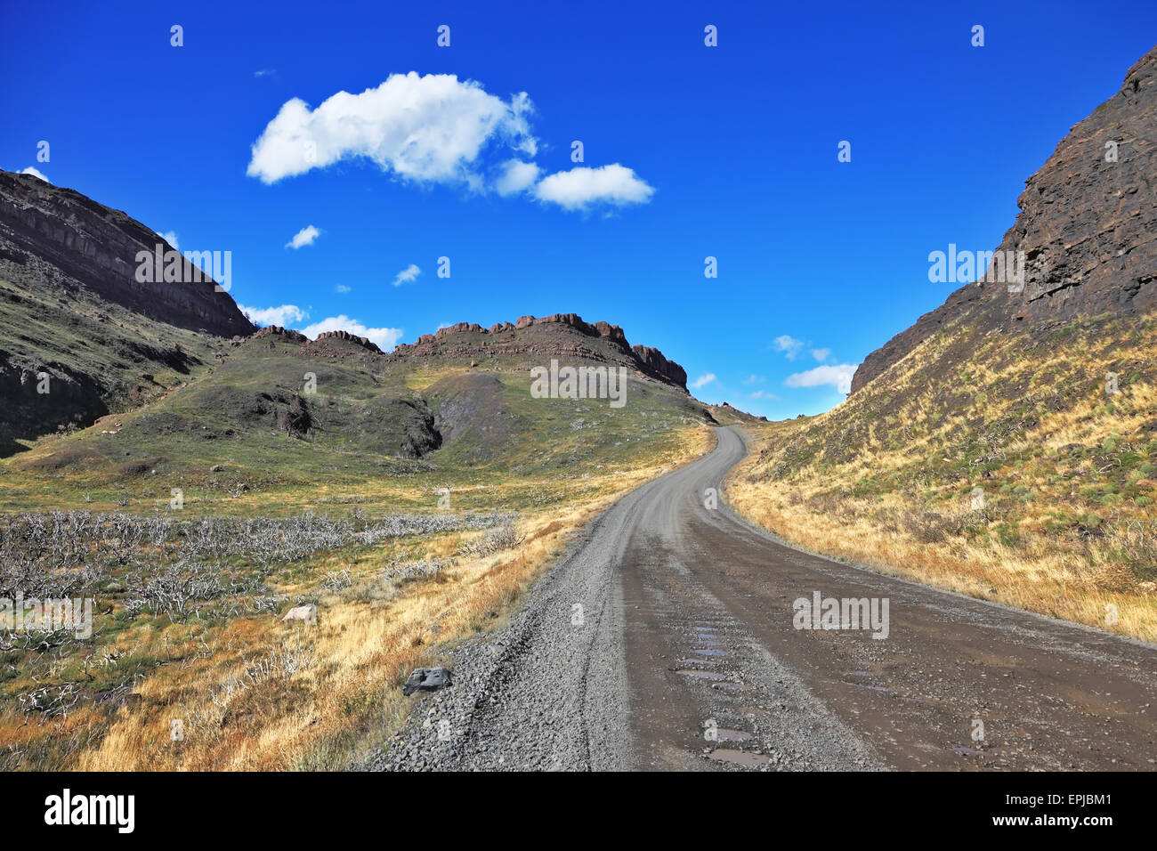 Curved dirt road immagini e fotografie stock ad alta risoluzione - Alamy