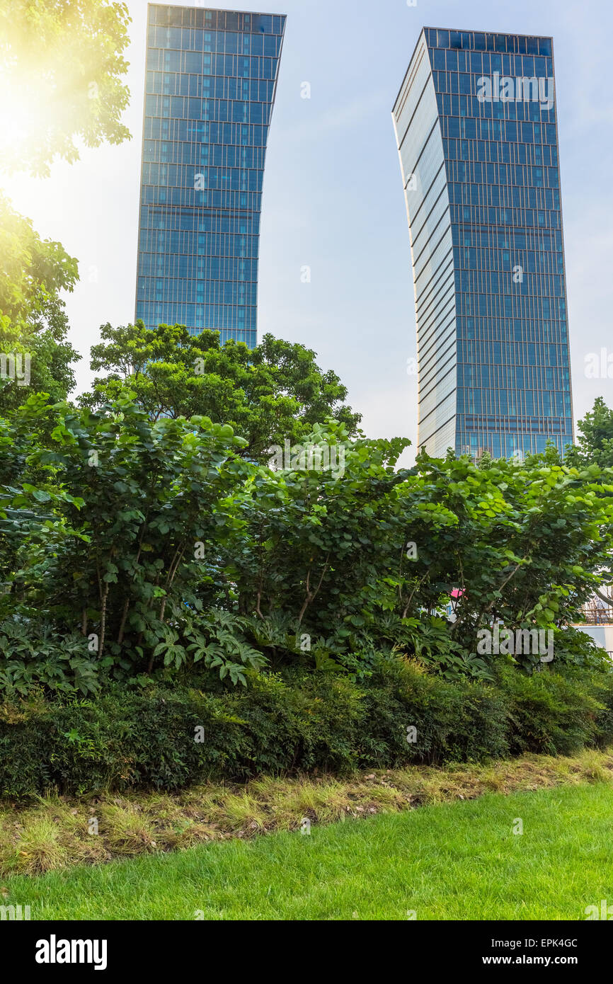 Fondo citta verde immagini e fotografie stock ad alta risoluzione - Alamy