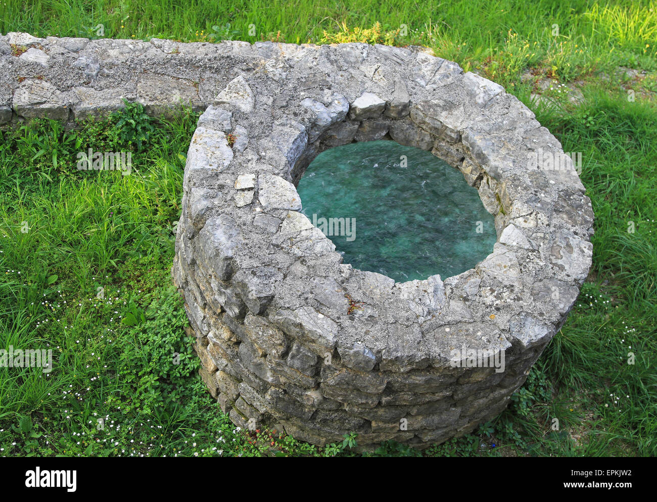 Pozzo medievale in pietra immagini e fotografie stock ad alta ...