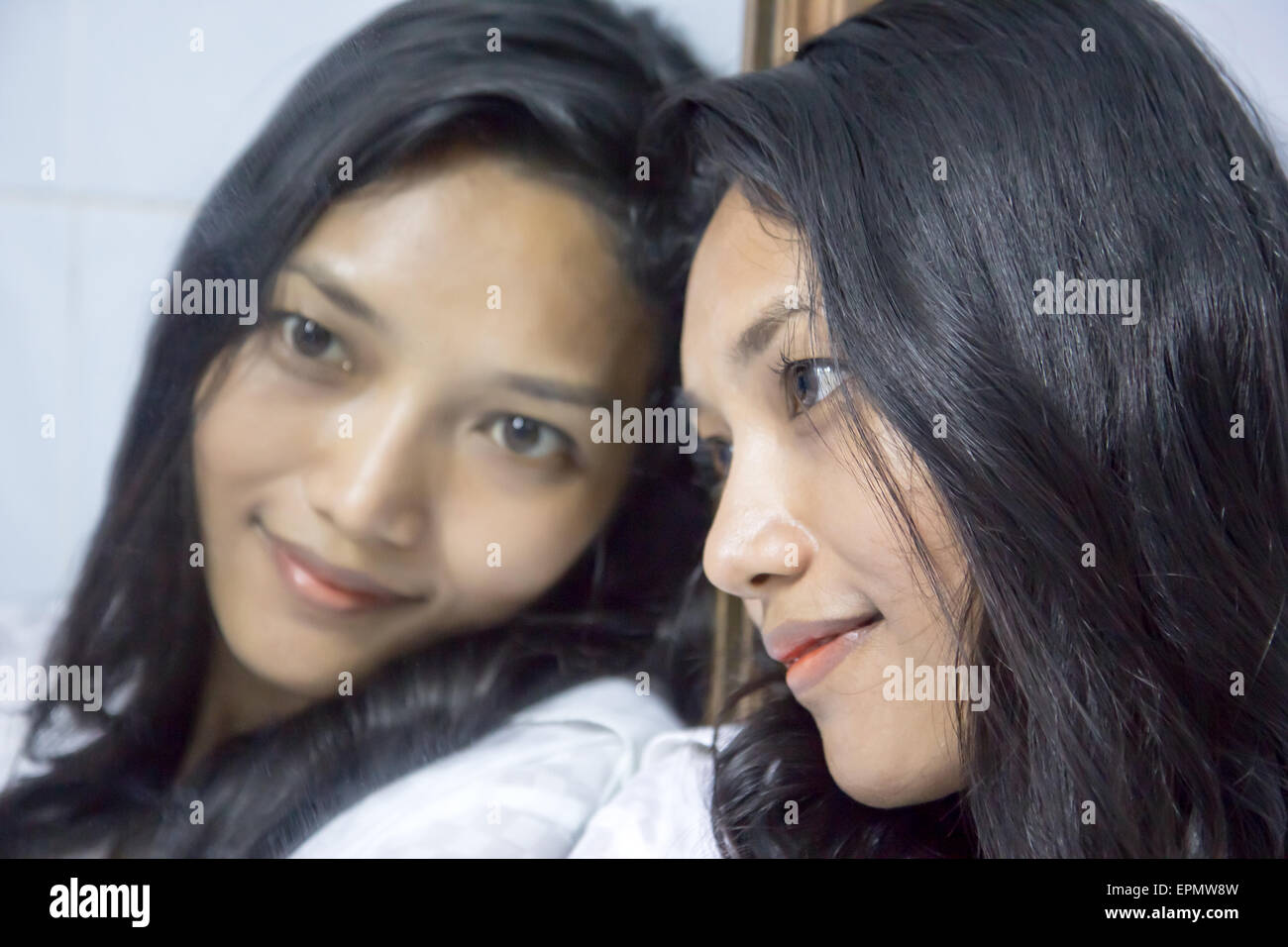 Volto riflesso nello specchio immagini e fotografie stock ad alta ...