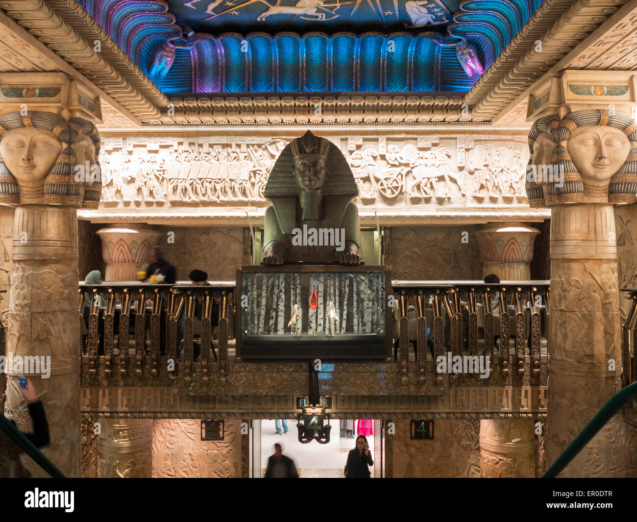 Harrods store interior immagini e fotografie stock ad alta risoluzione ...