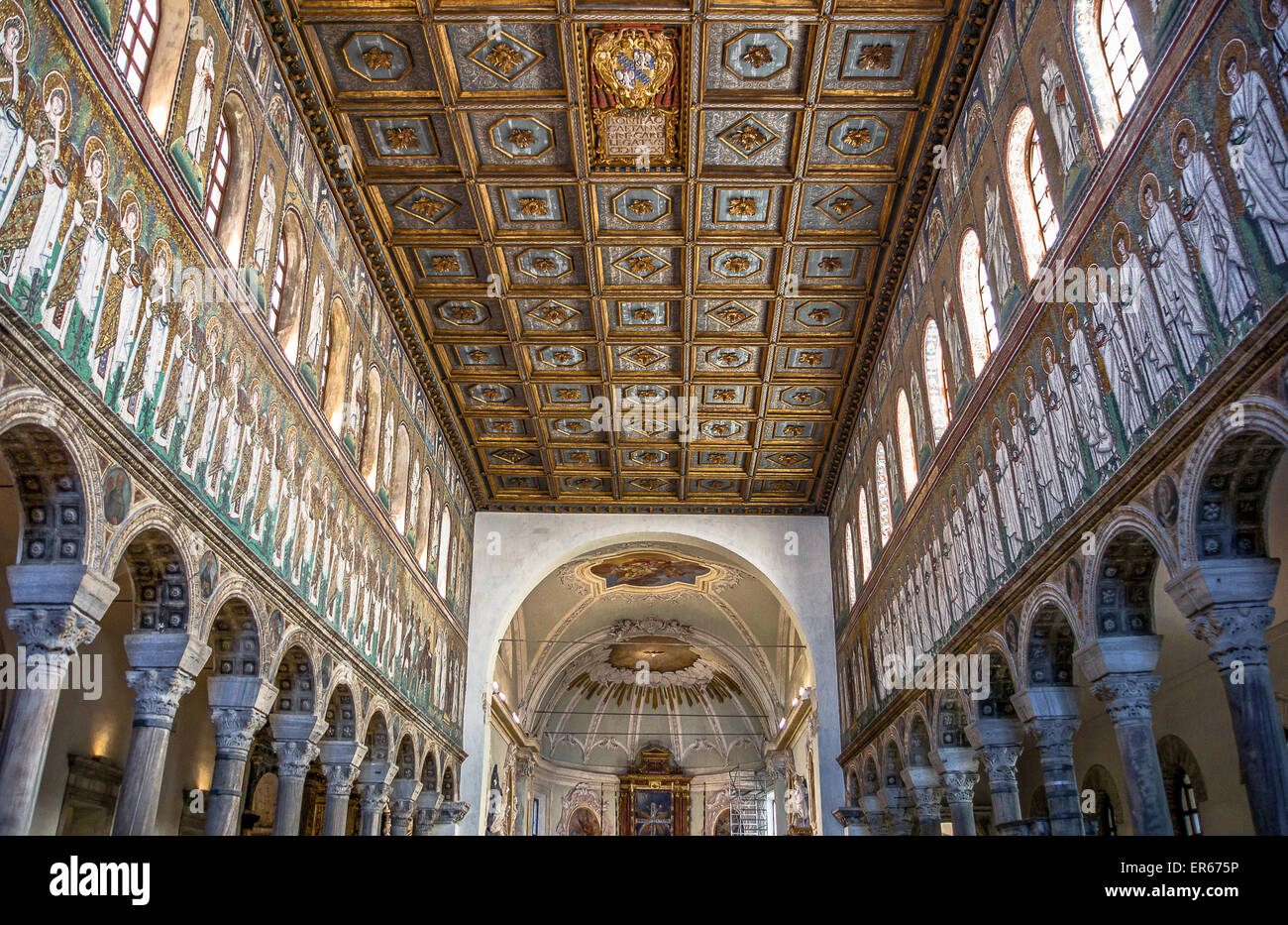 L'Italia, Ravenna, la navata centrale della S.Apollinare Nuovo basilica ... L'Italia, Ravenna, la navata centrale della S.Apollinare Nuovo basilica ...