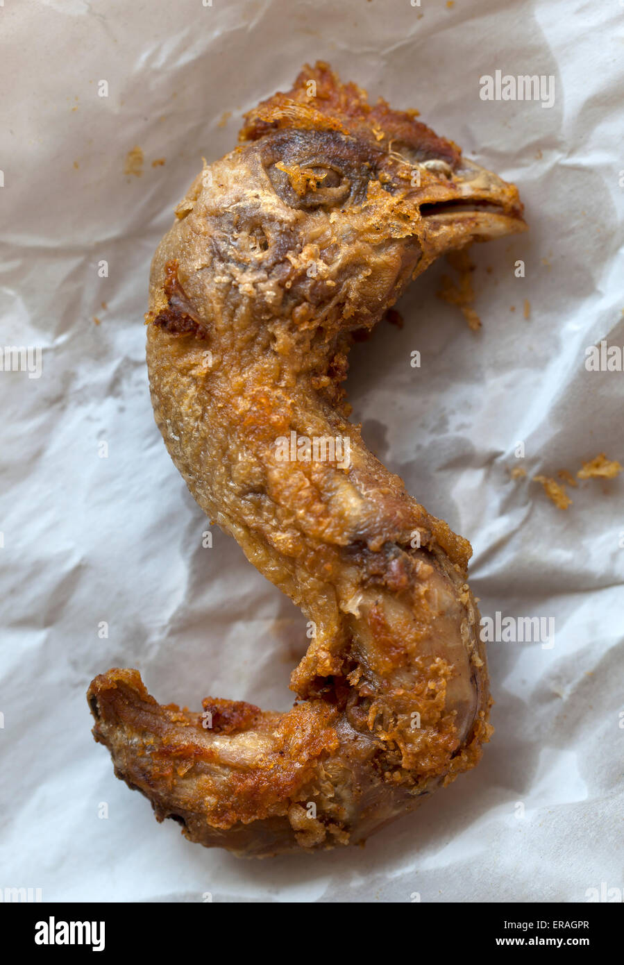 La testa di pollo fritta e malconcia è una prelibatezza asiatica, un ...