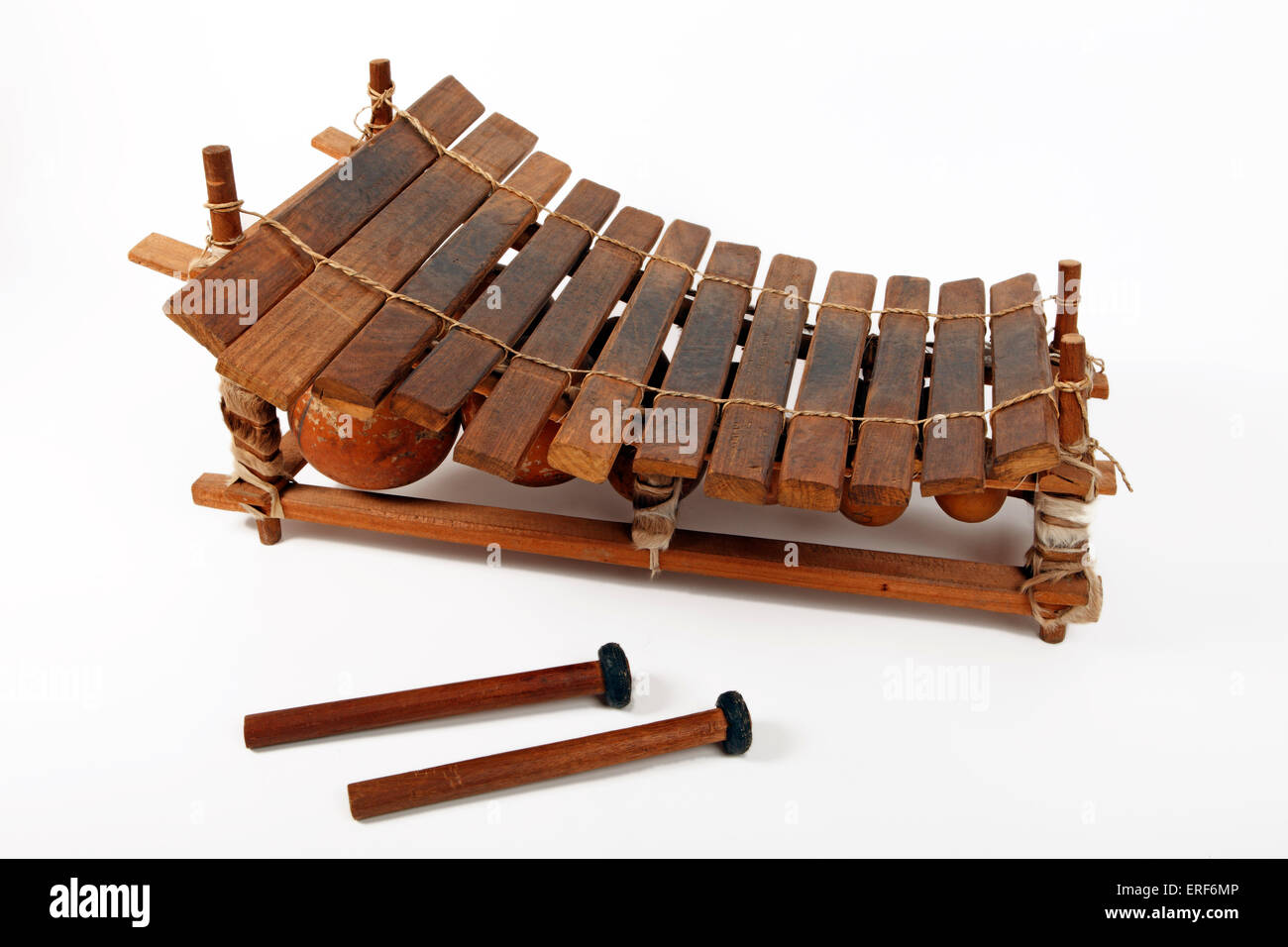 An African Marimba, balafon o Balafo, con zucca risonatori.. Un ...