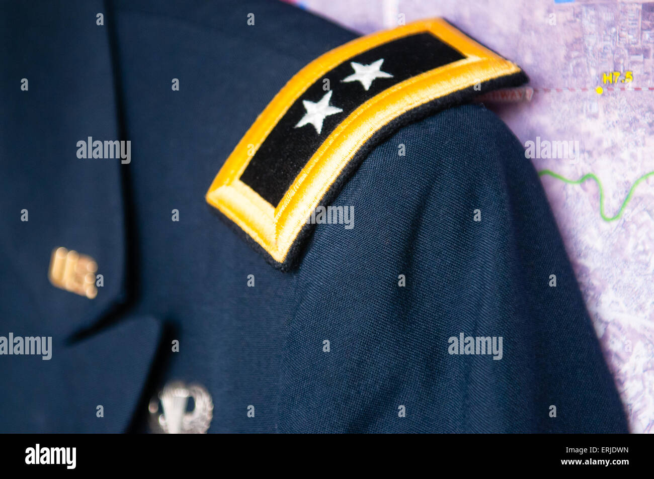 Noi generali dell'esercito uniforme nella parte anteriore di una mappa ...