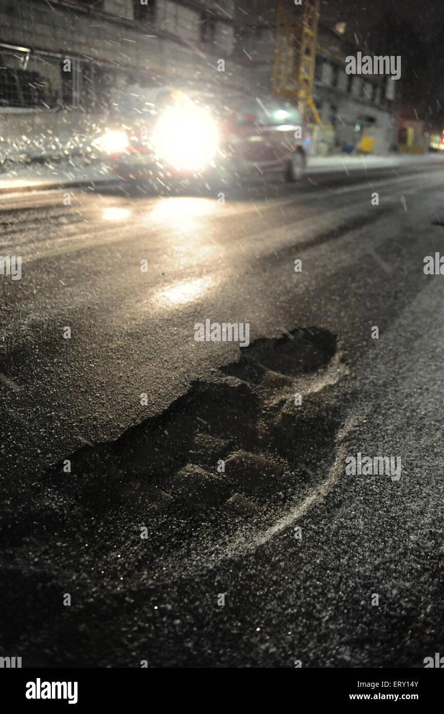 Guidando su buche immagini e fotografie stock ad alta risoluzione - Alamy