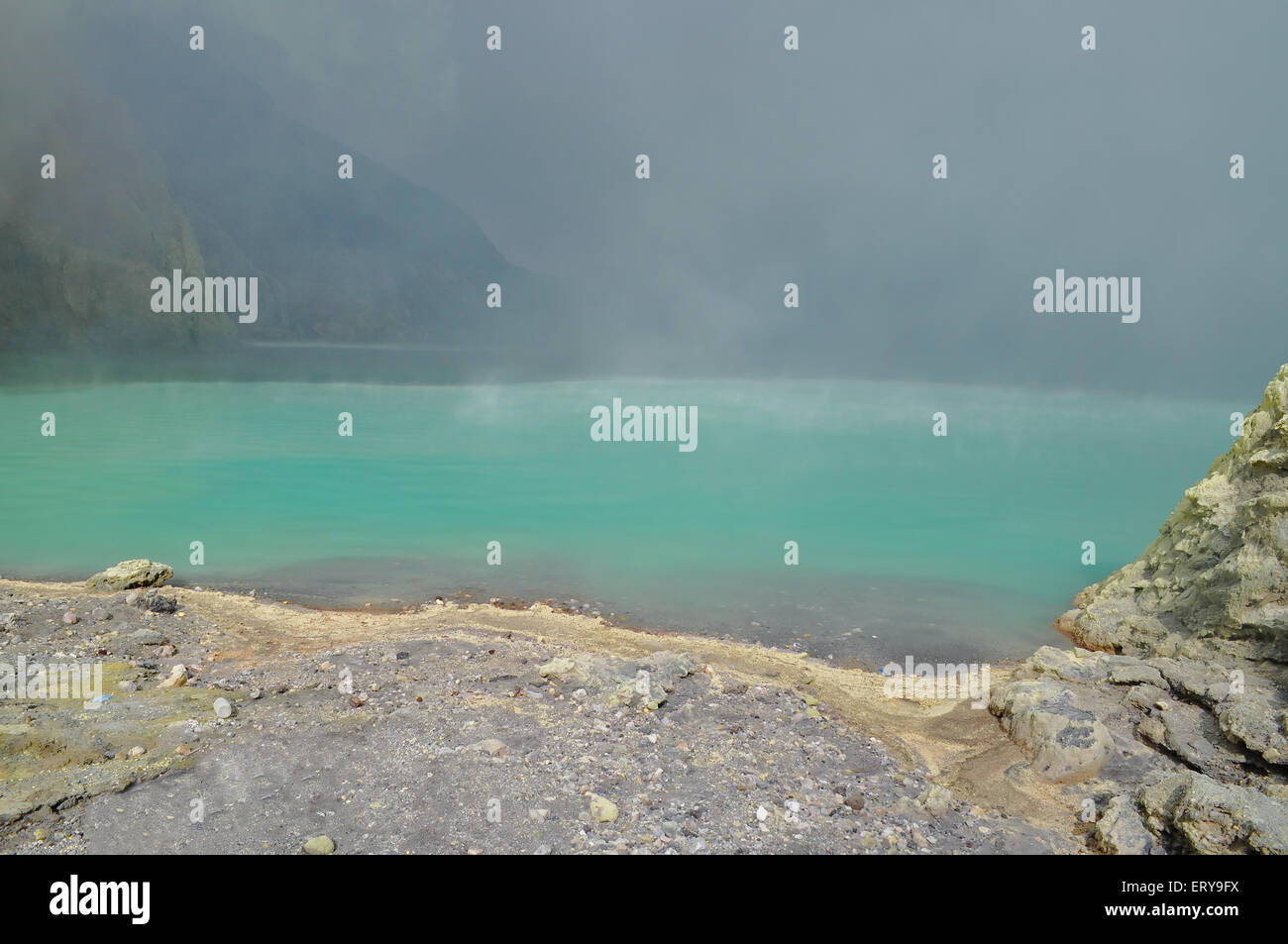 Lago cratere acido ijen immagini e fotografie stock ad alta risoluzione ...