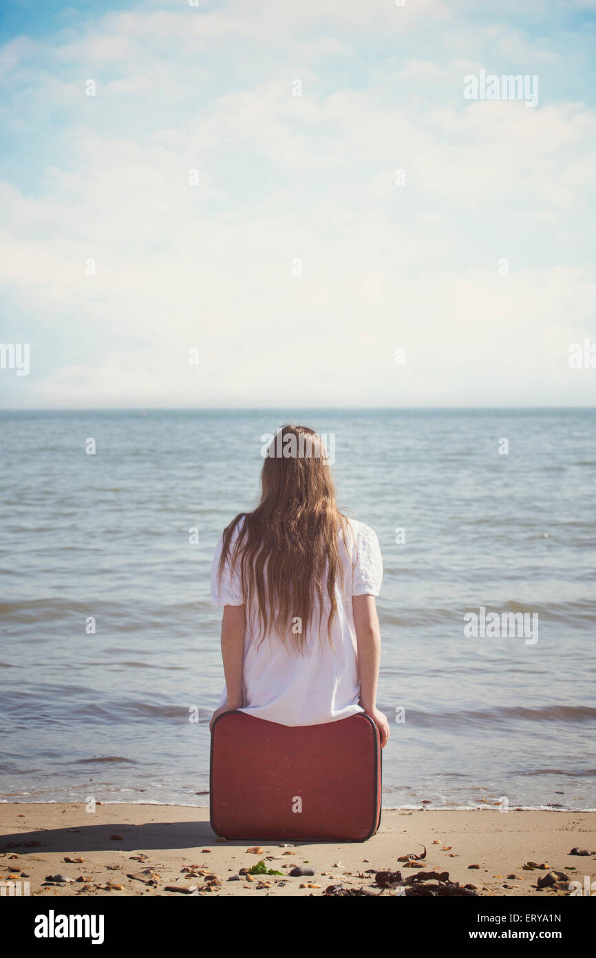 Ragazza solitaria con valigia immagini e fotografie stock ad alta ...